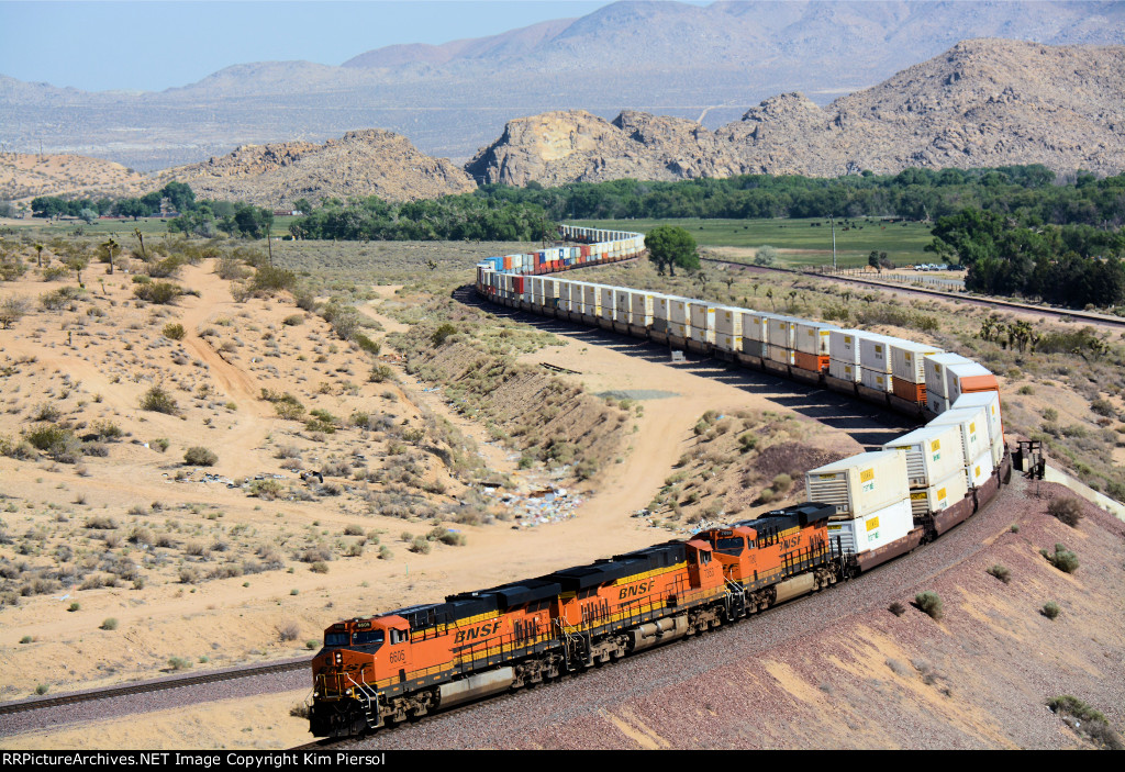 BNSF 6605 at the "over/under" at Frost